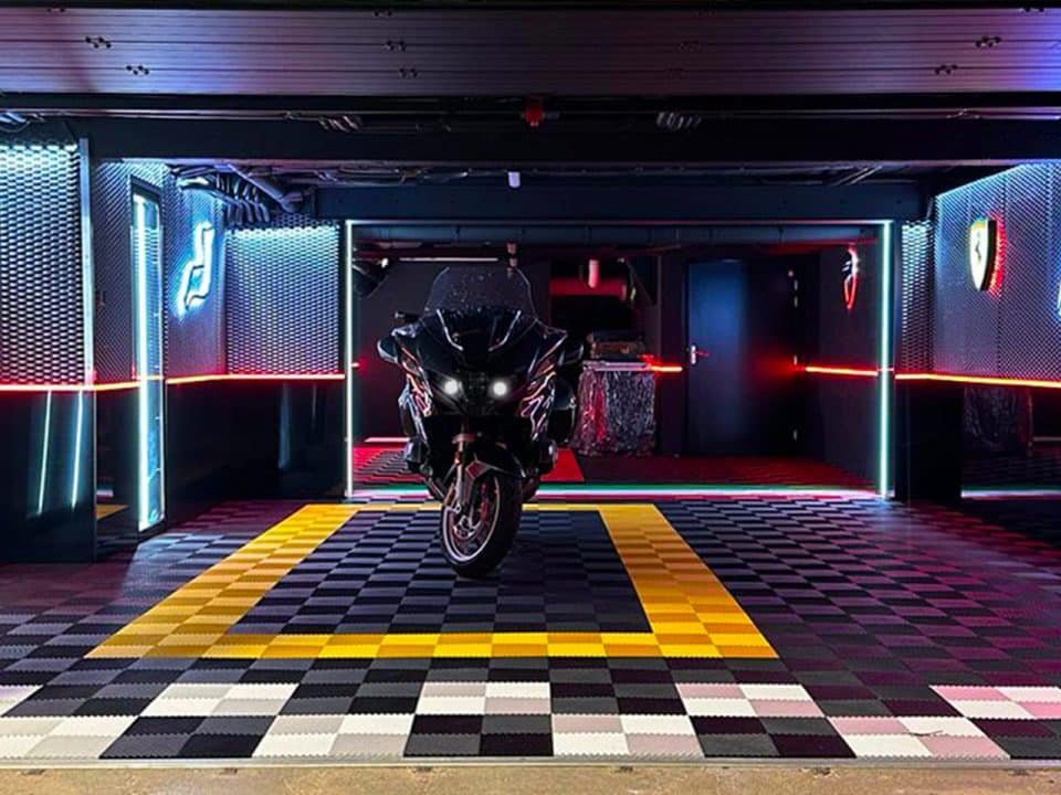 Guide : bien choisir le revêtement de sol pour un garage de luxe